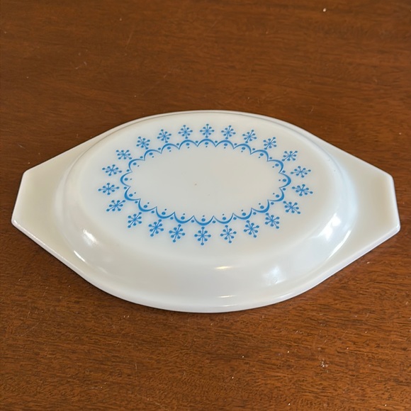 Pyrex | Kitchen | Pyrex Blue White Quart Snowflake Lid 945 C | Poshmark